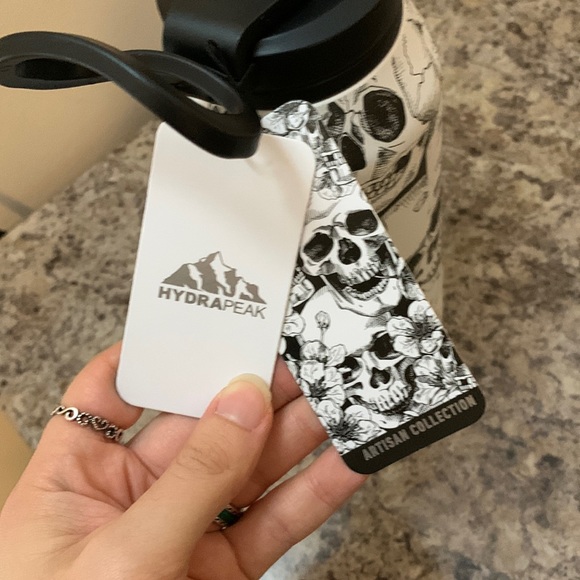 Hydrapeak | Kitchen | Limited Edition Hydrapeak Skull 32 Oz Bottle With ...